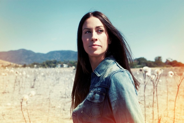 Former Alanis Morissette Manager 'Apologises' For Ripping Off Millions ...
