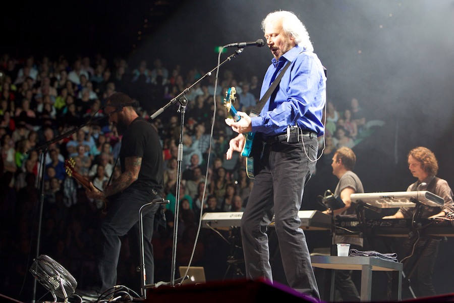 Watch Barry Gibb Footage From Kennedy Honors Night in December ...