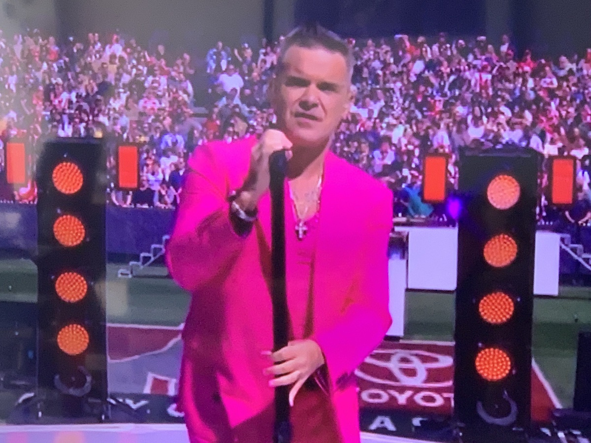 Robbie Williams Dedicates Songs To Shane Warne and John Farnham At AFL ...