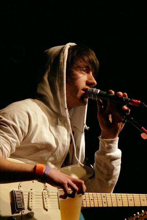 Arctic Monkeys Evolve To Classic Rock Band Status - Noise11.com