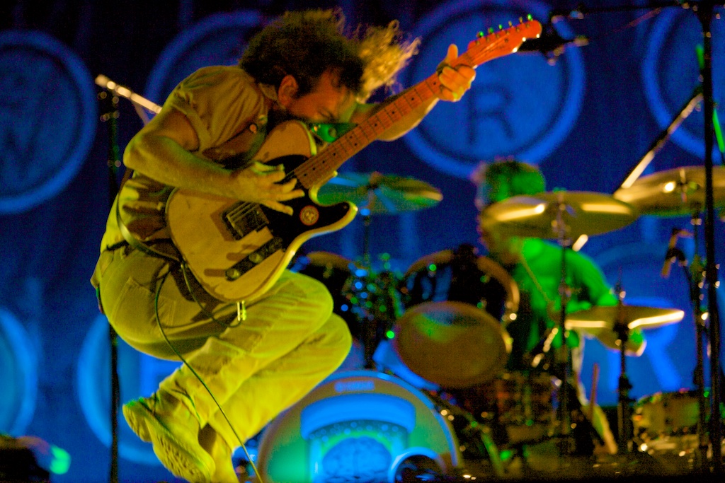 Check Out The Pearl Jam Fans Lining Up For Merch In Melbourne - Noise11.com